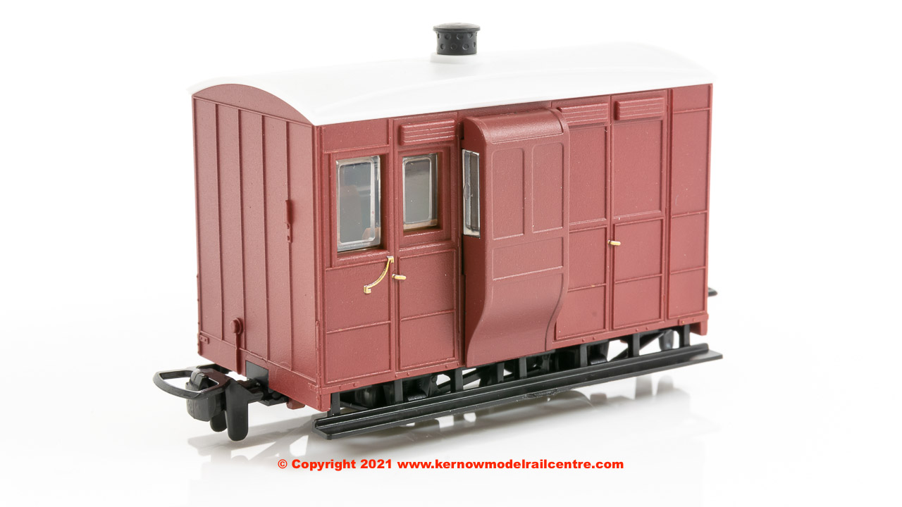 GR530UR Peco GVT 4-wheel brake coach in plain red livery